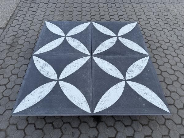 ② Veiling - 27,44 M2 Keramische Tegel Blue Stone Flower 70x70x ...