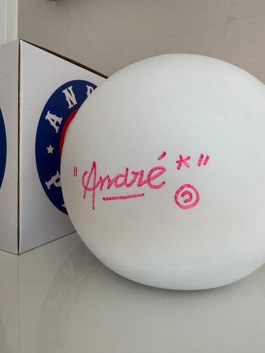 ② André Saraiva (1971) - Mr. A Ball White - Hand signed — Kunst ...